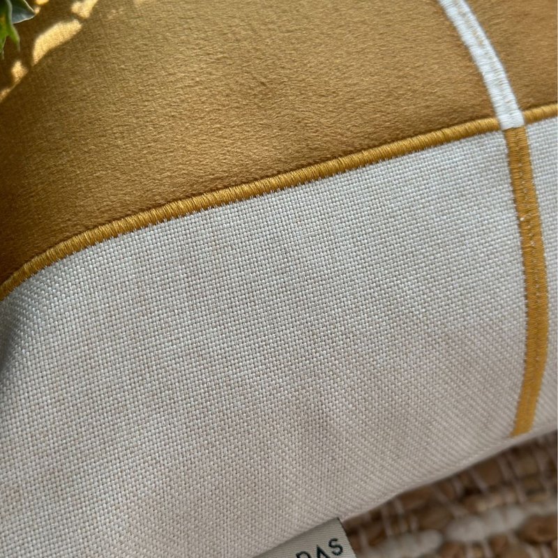 Confira Capa Almofada Linhão Bordada Veludo 45x45 Mostarda